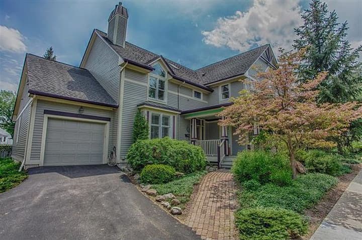 Pristine Kerrytown A2 Home In Perfect Location! - Ann Arbor, MI