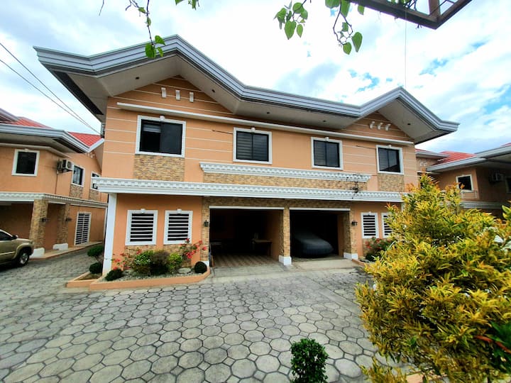 Spacious 4 Bedroom Villa Near Clark - 安吉利斯