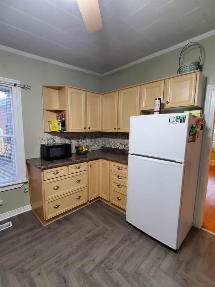 Private Bedroom 2nd Floor Near Bluewater Hospital - Sarnia