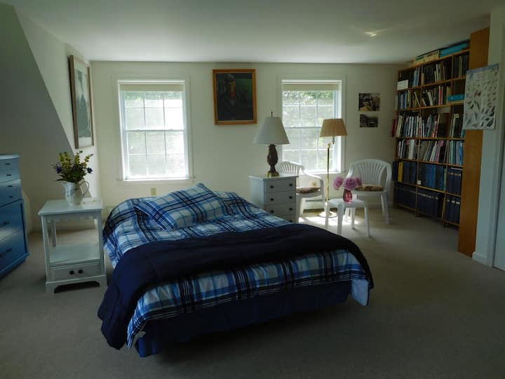 Hilltop Acres - Large Bedroom (Up To 3 Guests) - Bridgton, ME