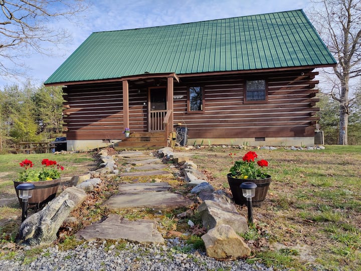 Secluded Cabin In The Woods By A Lake - Monteagle, TN