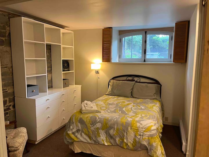 Quiet 1 Bdrm Apt For Med Or Grad Student - Kingston