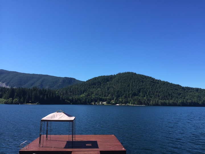 Lake Cowichan Waterfront Property With Hot Tub - Lake Cowichan