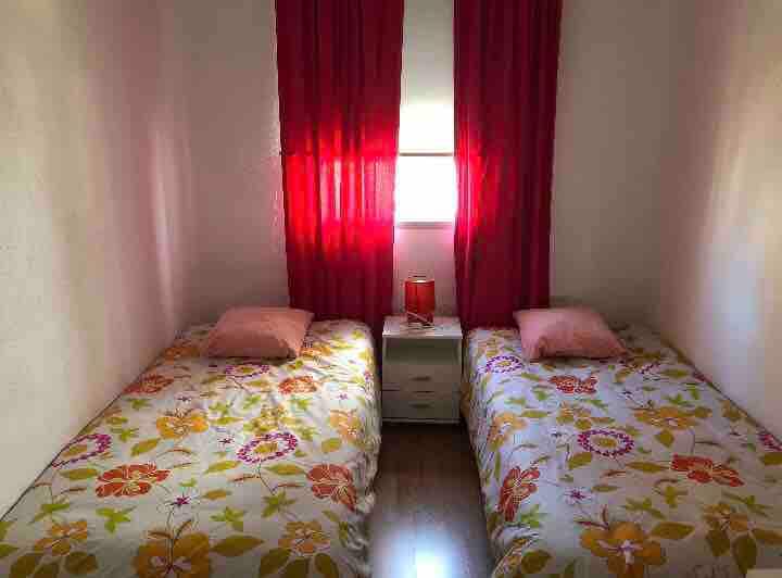 Habitación Con Dos Camas, Amplia Y Luminosa - Cádiz