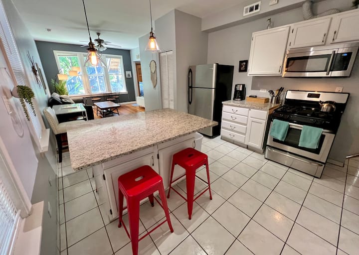 Chic Modern Retreat + Private Patio, Pet-friendly - Oak Park