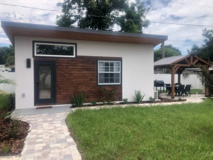 Seminole Heights Flamingo's Little House - Tampa