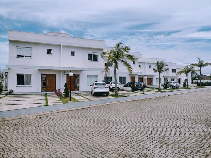 Sobrado Novo Em Condomínio Fechado. - Torres