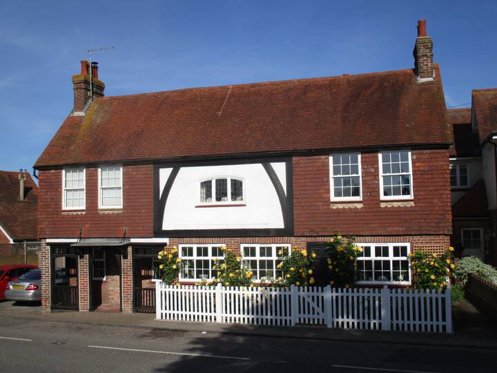 Central Village Location With Local Amenities - Cranbrook, UK