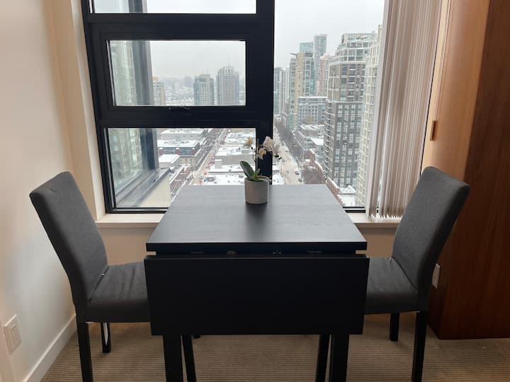 Amazing South-facing Yaletown Suite With City View - Vancouver