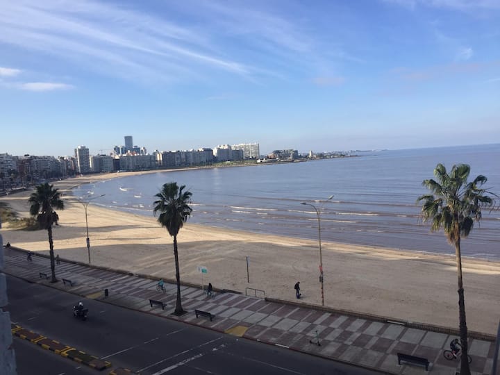 Apto En Pocitos Frente Al Mar! La Mejor Ubicacion - Montevideo