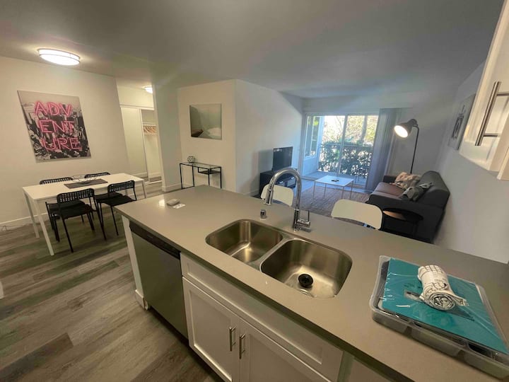 Contemporary 1bd/1ba With Pool,gym,jacuzzi,balcony - Los Angeles, CA