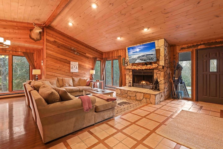 Cozy Cabin! .5mi From Slopes & 50ft Trail Hottub! - Banner Elk, NC