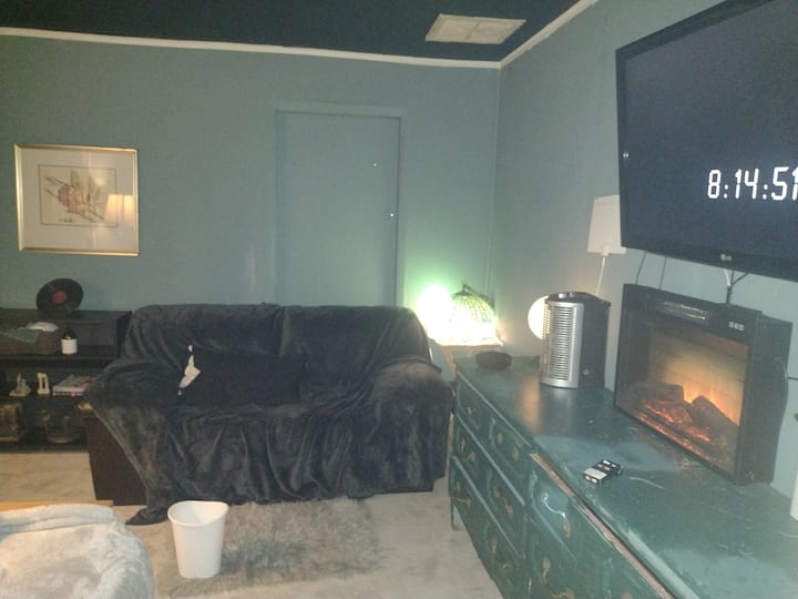 Vintage Den Rm, Private Entrance,& Space,vb Center - Virginia Beach, VA