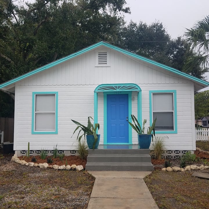 Authentic Florida Bungalow Near Downtown And Beach - Sarasota, FL