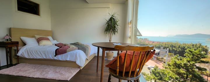 [해운대감성1등]오션뷰#2퀸베드2룸#비치&블루라인파크도보3분#취사#세탁건조#대형빔ott영화 - Busan