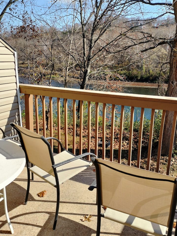Froggy's Lakeside Pad - Branson, MO