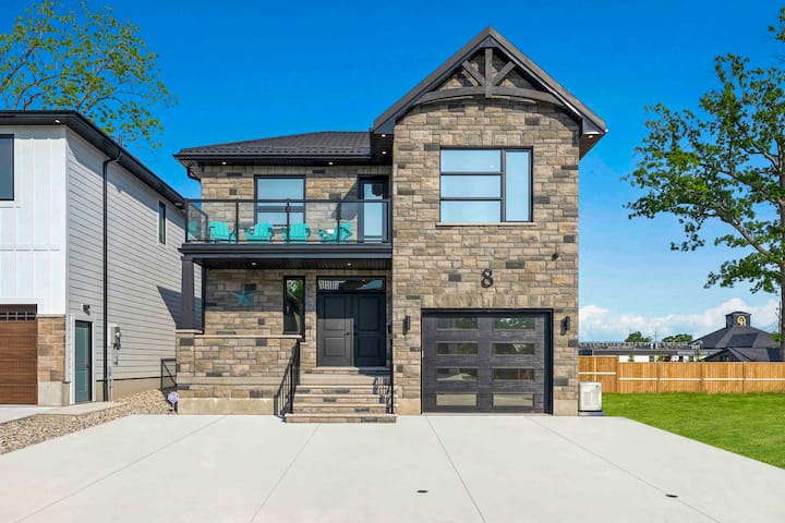Chello’s Grand Villa- Steps From The Strip - Grand Bend