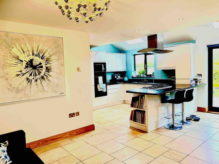 Large, Bright 5 Bed House - All Modern Amenities. - Gloucester