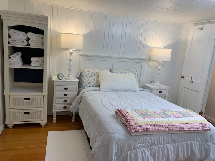 Cottage Living In A Lower Level Apt - Cheyenne, WY