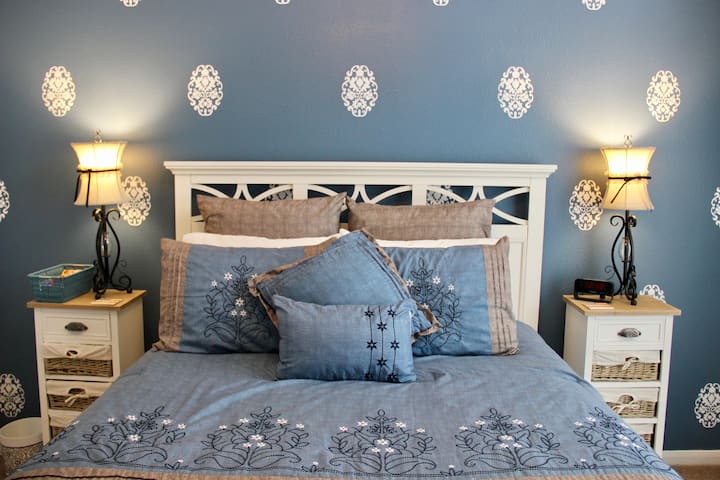 Maple Creek Bed & Breakfast - The Bluebonnet Room - Tomball, TX
