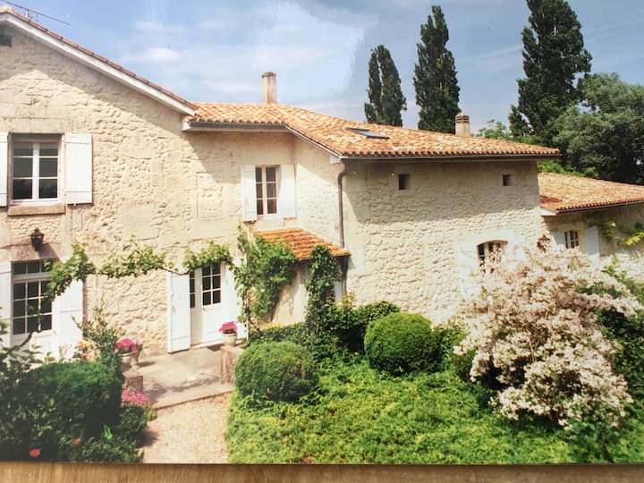 Lantlig Fransk Idyll Invid Floden - Aubeterre-sur-Dronne