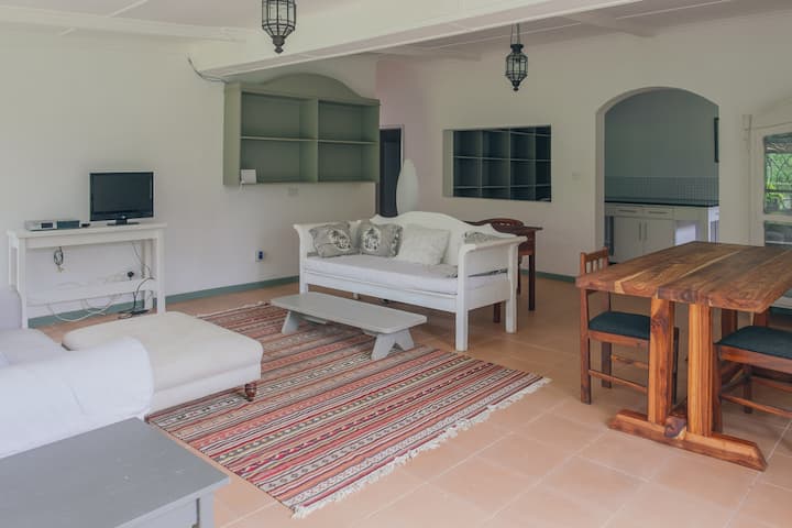 Spacious Cottage With Beautiful Gardens - Lusaka