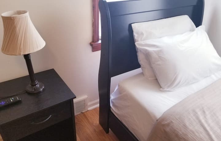 Cozy Room Available In Milwaukee - Rm3 - Milwaukee, WI