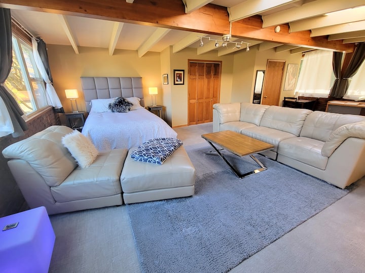 Mid-century Luxe Lounge - Romantic And Comfortable - Shoreline, WA