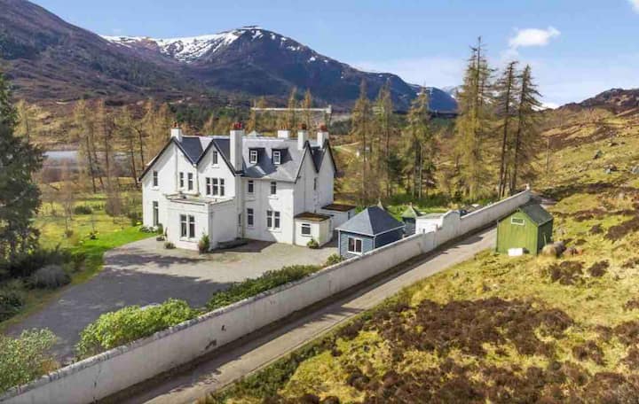 Mullardoch House: Lakeside Edwardian Hunting Lodge - Loch Affric