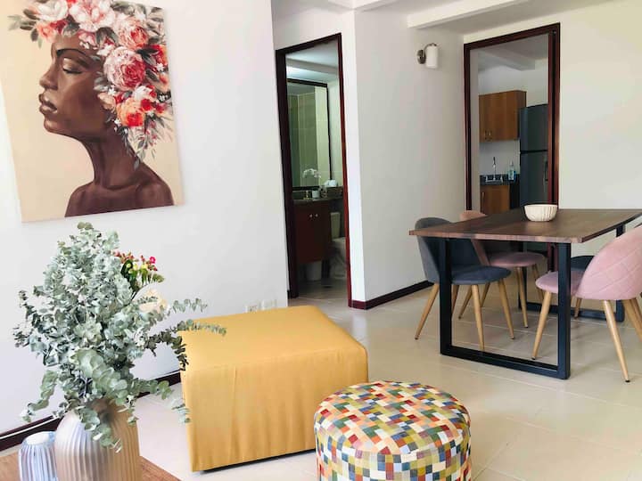 Apartamento Cerca Al Lleras En Poblado, Familiar - Medellín