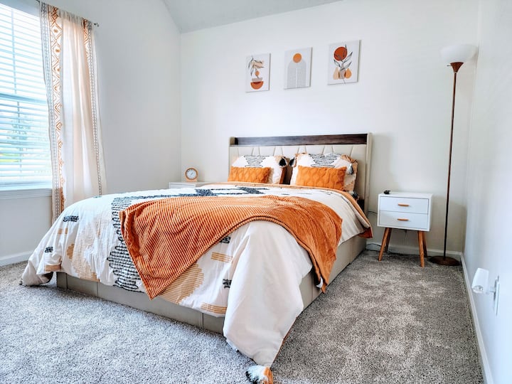 Tropical House With Pool Table - Riverdale, GA