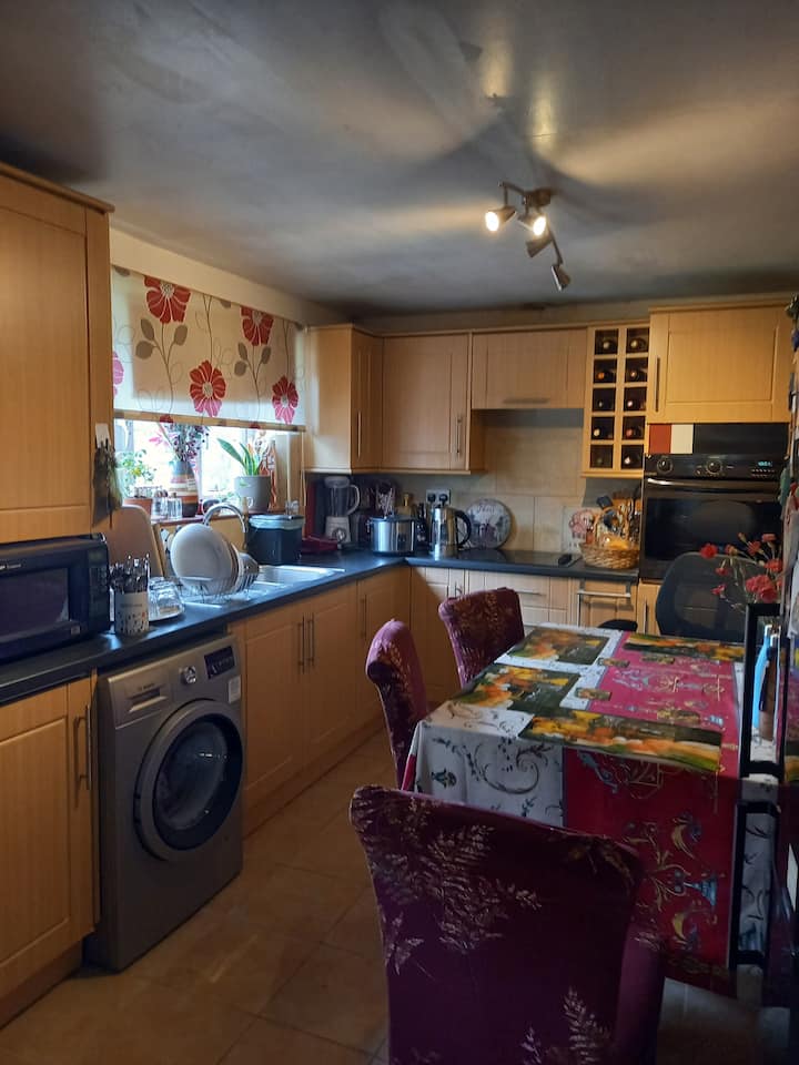 Small Double For 1 X Guest Only In Shared Home - Maidenhead