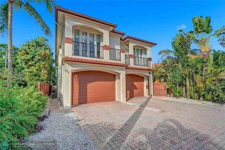Perfectly Located 3 Br 2.5 Bath Downtown Ft Laud - Fort Lauderdale