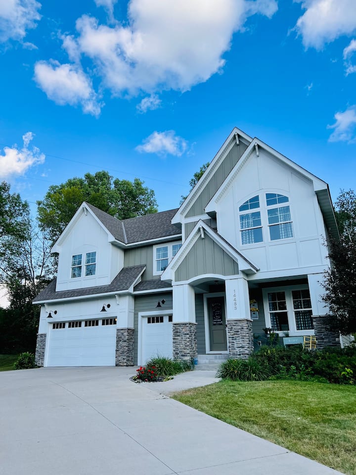 Cheerful 5 Bedroom Farmhouse For Families Stay - Eden Prairie, MN