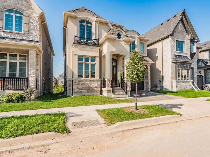 5 Bedroom Beautiful Home - Burlington