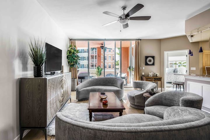 Bayfront Unit With 3 Balconies Steps To 5th &Beach - 네이플스