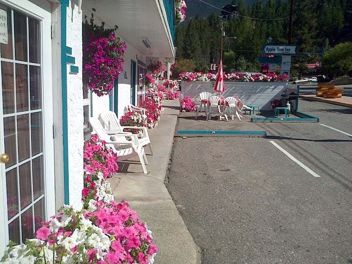 1 Bedroom Suite With Kitchenette And Ac 2 Beds - Radium Hot Springs