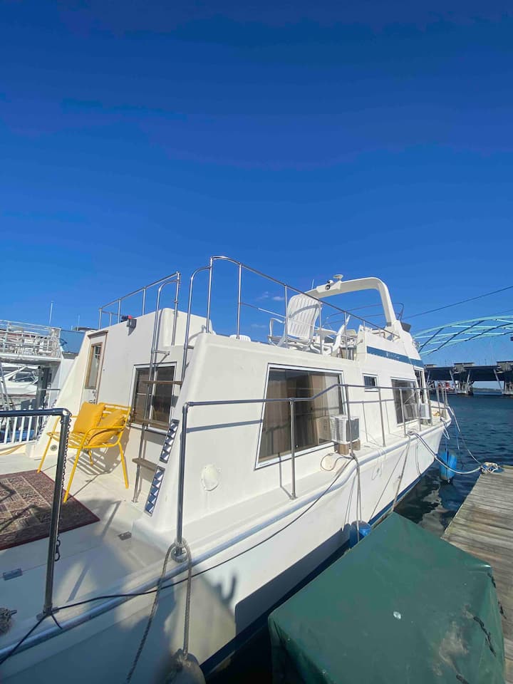 Lola & Jiji - Houseboat Hotel - Providence, RI