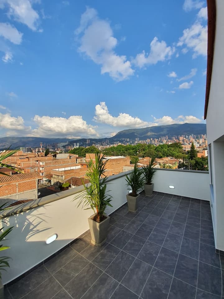 Duplex With Panoramic View Near Poblado 4bds 3ba - Medellín
