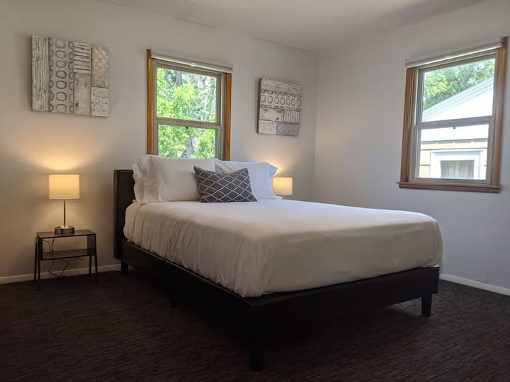 Only 1 Mi  To Cap. & Both Hosp. Cozy 2 Bed Home - Bismarck, ND