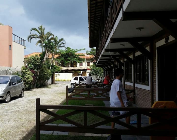 Excelente Casa De  03 Quartos ,   Condomínio Fechado,  Na Praia - Cabo Frio