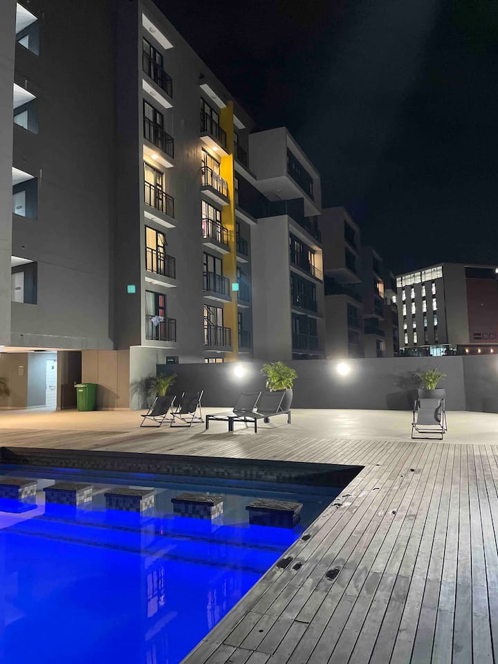 5 Min Walk To Gateway, Fast Wifi, Netflix, Pool - Umhlanga