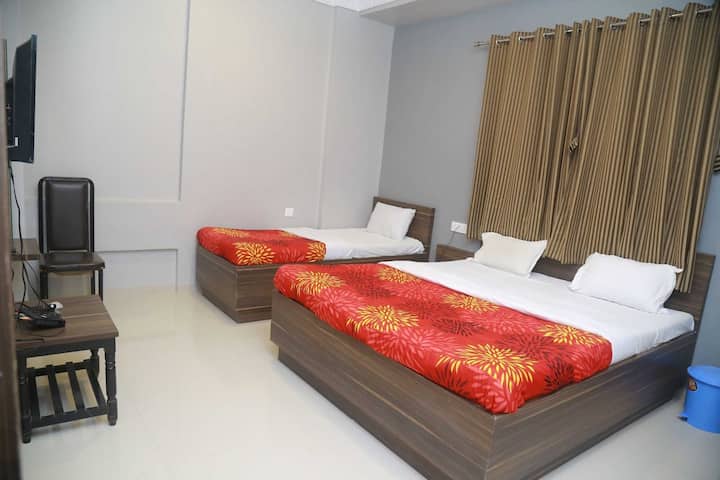Hotel Dhruva, Solapur Deluxe Ac Triple Bed - Solapur