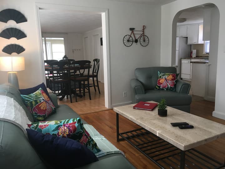 ★Unique Suburban Retreat Cozy Comfy Pet Friendly★ - Springfield, MA
