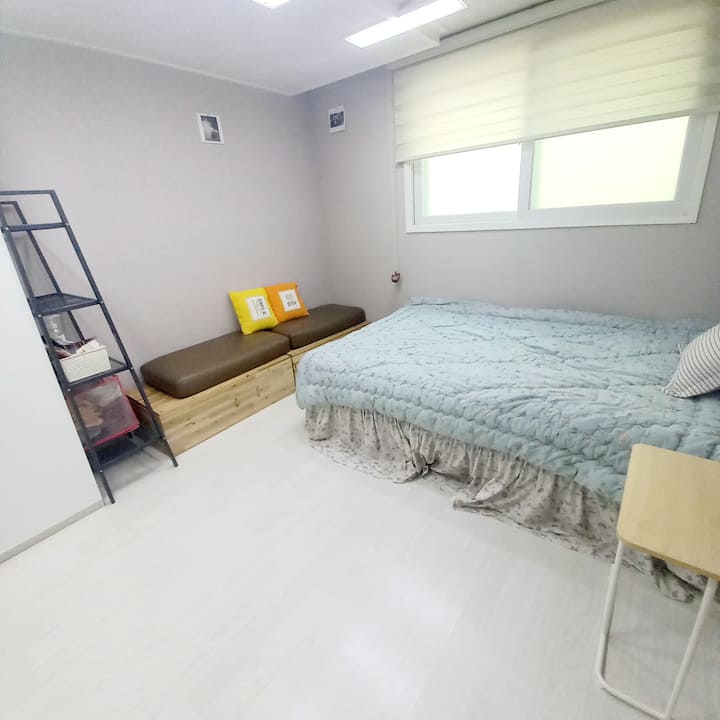 Quite And Cozy
A Women-only House
외국인만 망원역 A룸 - South Korea
