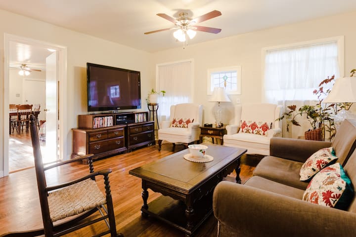 Charming Cottage Retreat, Minutes From Ut/downtown - Austin