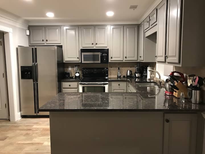 Cozy Townhouse Ready For A Family Or Group - Roswell, GA