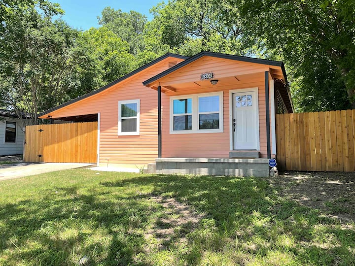 Stay Peachy: East Austin Pet-friendly Casita - Austin, TX