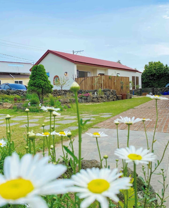 [9월 20%특가할인] 4인가족 독채 | 온수풀·디즈니+/넷플 무료 - Jeju