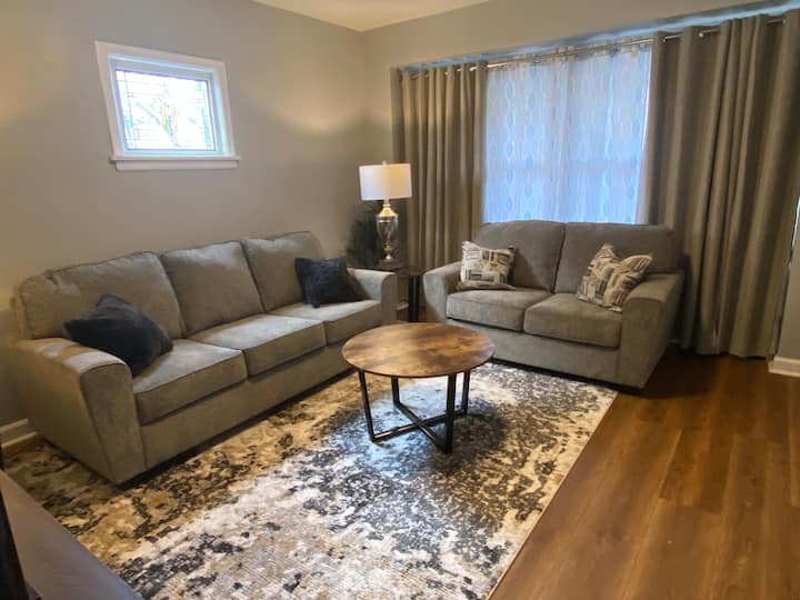 Modern 3 Br Retreat Near Mke Airport- King Bed - 米爾瓦基